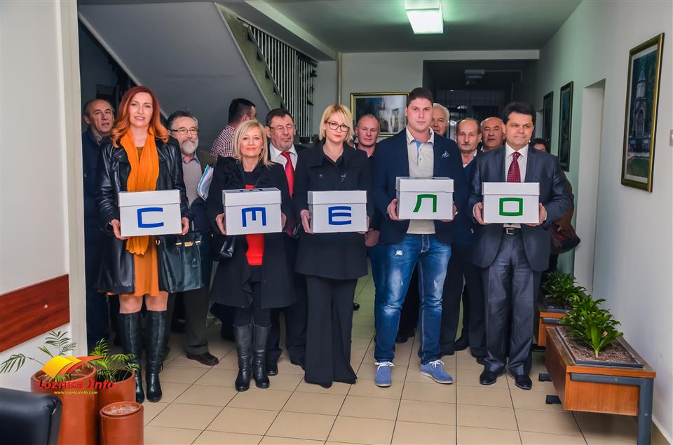 "SMELO":GRUPA GRAĐANA PREDALA IZBORNU LISTU (video + foto) - Loznica Info