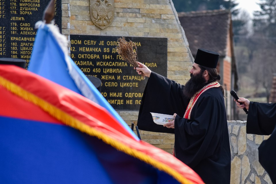 Otkriven spomenik u znak sećanja na 450 žrtava iz sela Cikote (foto ...