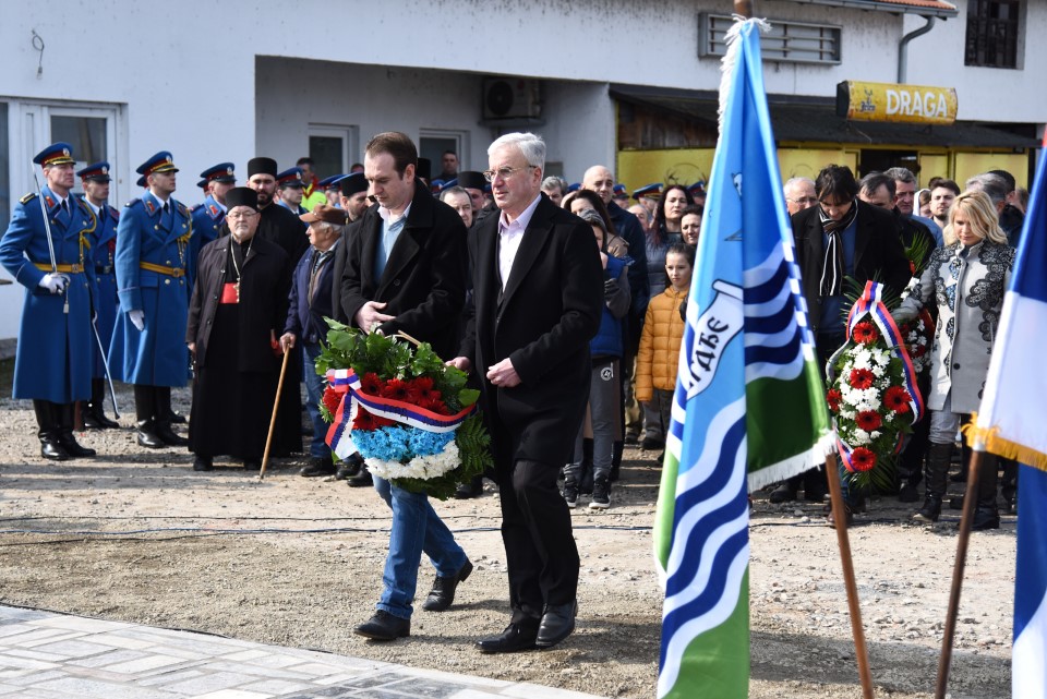Otkriven spomenik u znak sećanja na 450 žrtava iz sela Cikote (foto ...