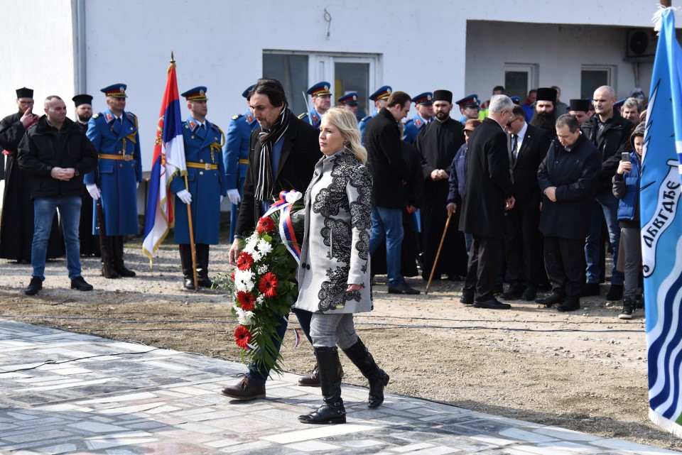 Otkriven spomenik u znak sećanja na 450 žrtava iz sela Cikote (foto ...