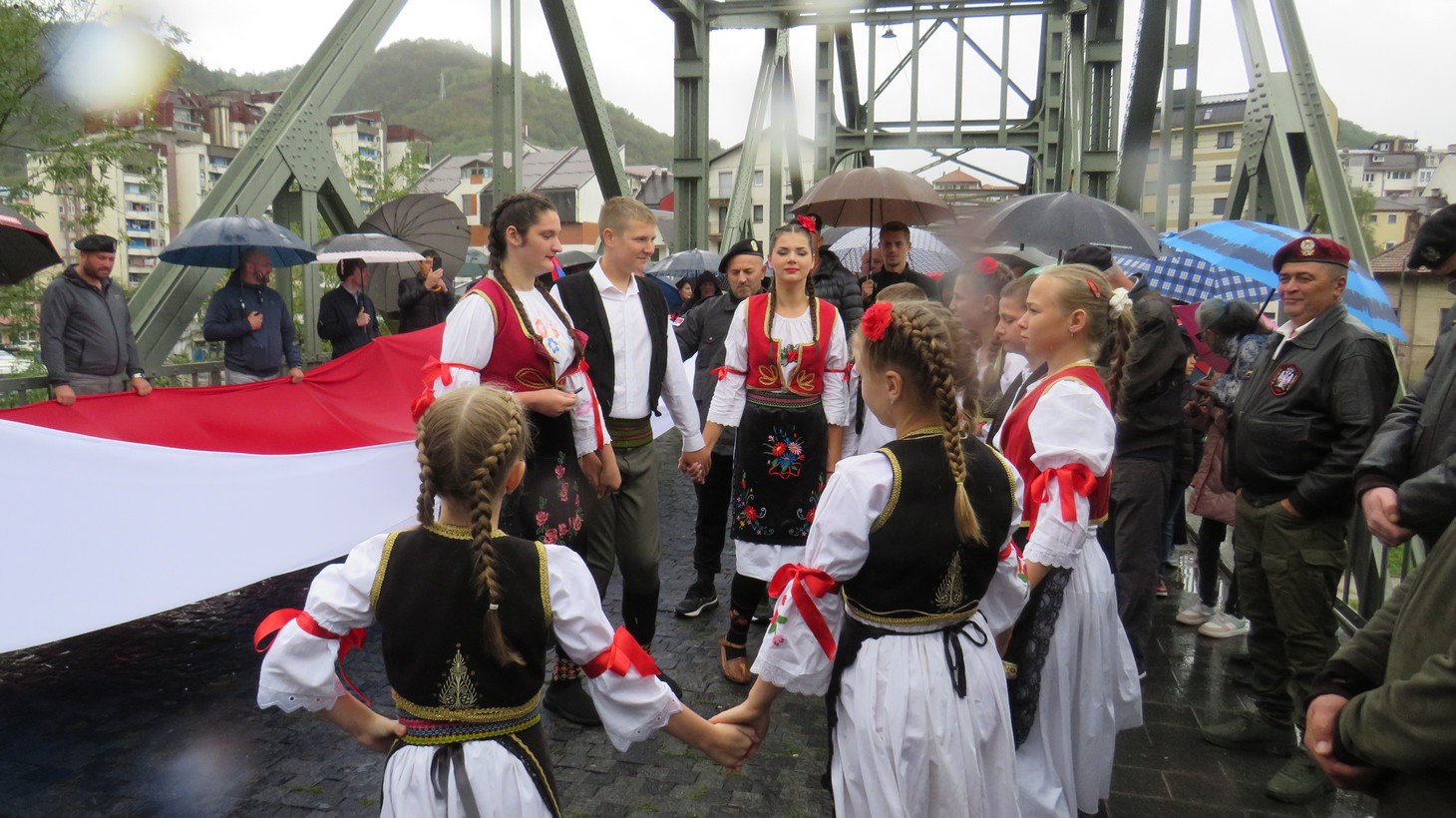 Spajanjem zastava na mostu, Mali Zvornik i Zvornik zajedno obeležili 15 ...