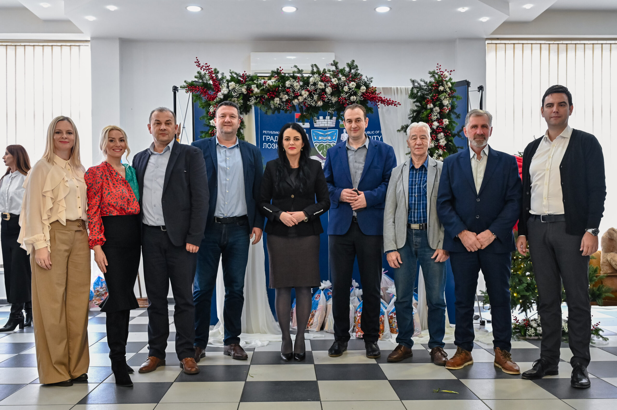 Grad Loznica uručio novogodišnje poklone za 185 učenika ( Video ...